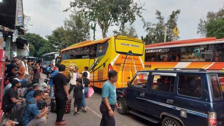 Terminal Grogol Membeludak Penumpang Liburan Idul Adha 1443 H ...