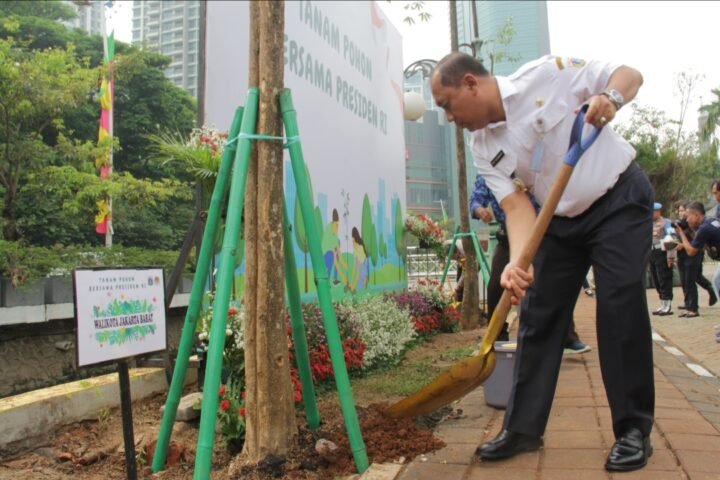 Bersama Presiden RI Walikota Jakarta Barat Tanam 11 Pohon Lindung di ...